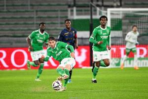 OL - La sortie musclée de Corentin Tolisso suite au tacle de Lucas Stassin